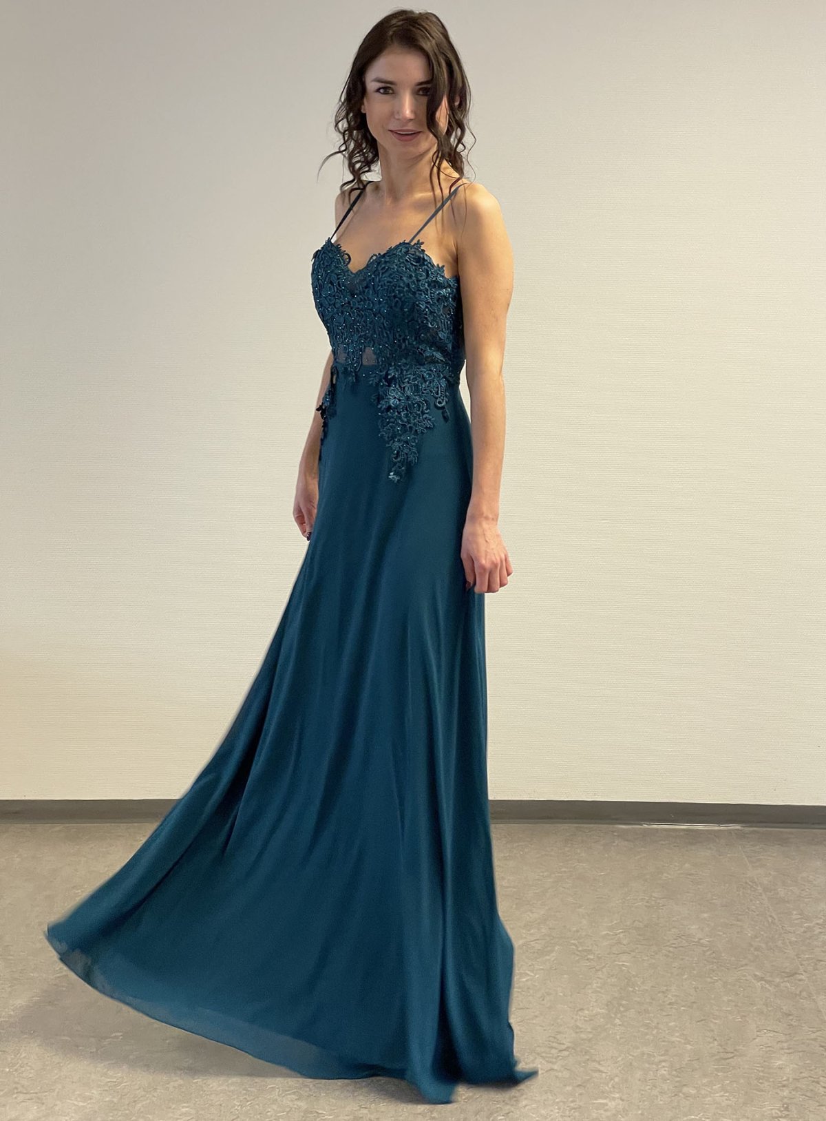 ZAHRA Lang kjole med sten og broderier i turkis farve - Kjoler - JollyYoung